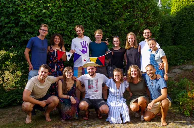 Schlüsselübergabe bei Freiwilligentreffen - PanamaKreis e.V.